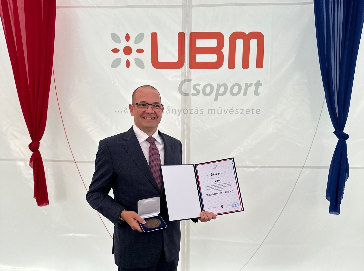 Pilisvörösvárért Emlékérmet vehetett át a vörösvári székhelyű UBM ...